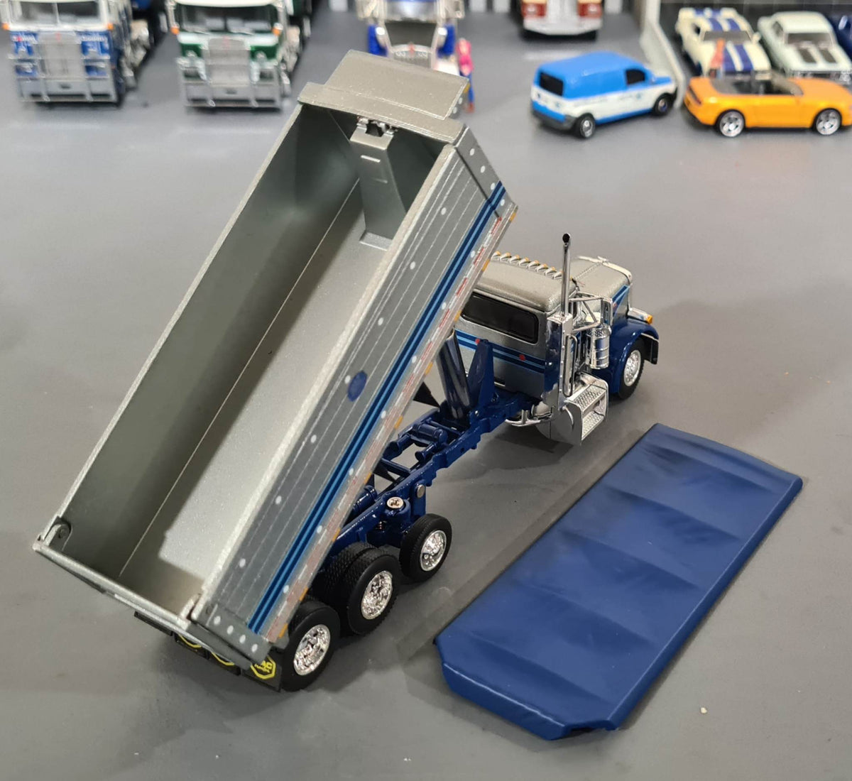 1/64 DCP / FIRST GEAR PETERBILT 379 TRI AXLE SILVER/BLUE WITH WORKING ...